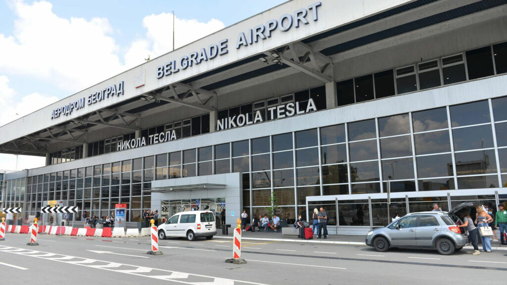 Aerodrom „Nikola Tesla“ u BG prvi na svetu sa solarnim punjačima za ...